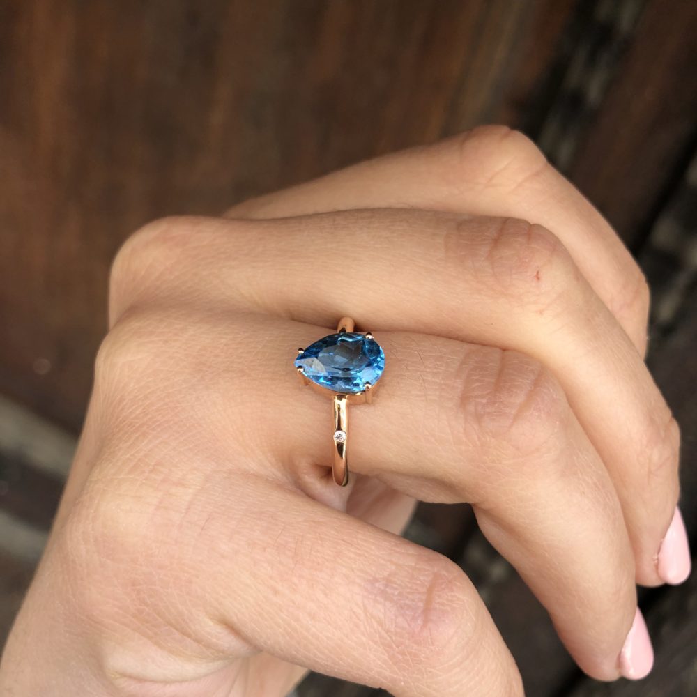 **Anillo Oro Rosa 18kts Topacio Azul y Brillante - Girbes Joyas